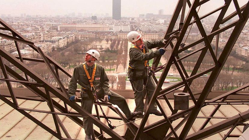 La torre Eiffel oxidada recibe un trabajo de pintura; Los críticos dicen que se necesita mucho más